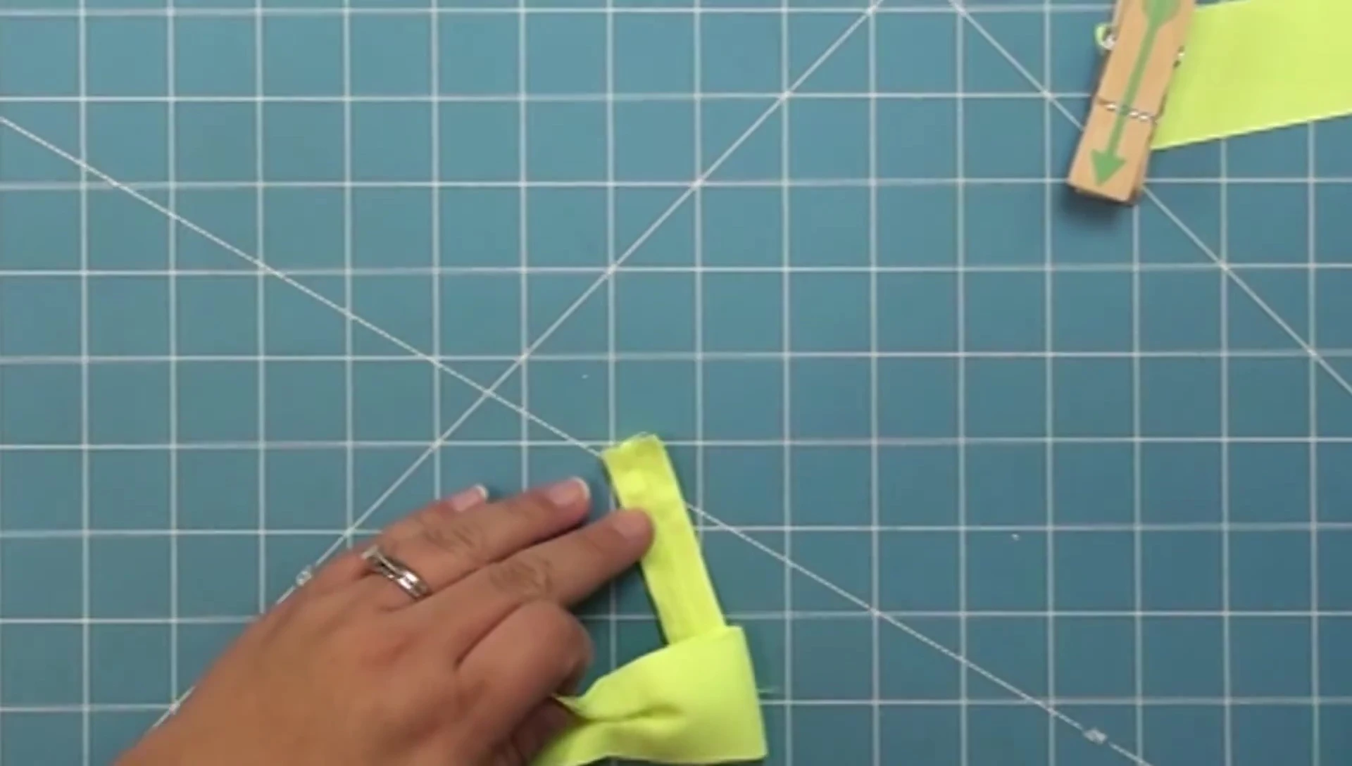 DIY Cat Bow Tie: A Quick & Easy Grosgrain Ribbon Tutorial